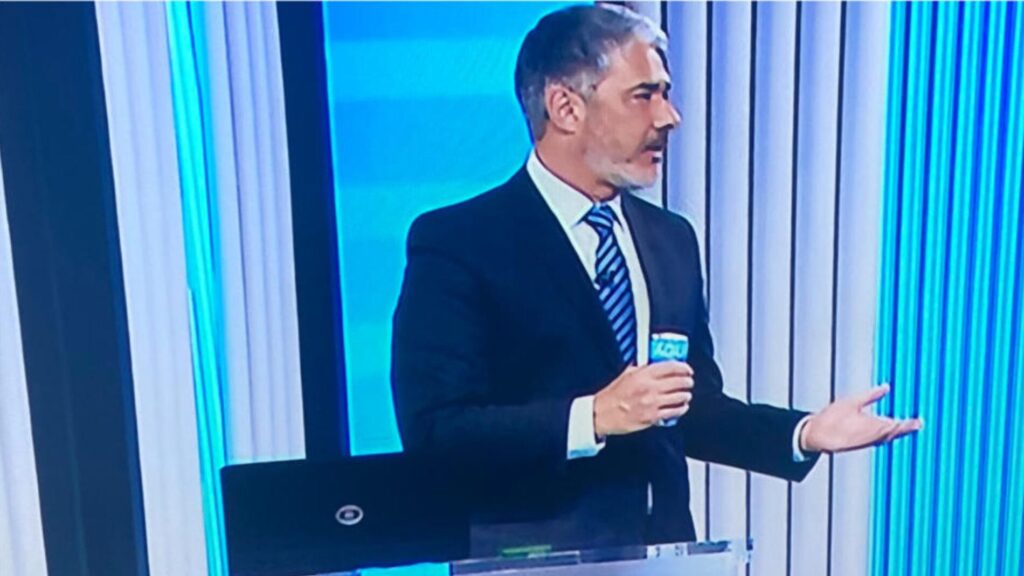 WILLIAM BONNER VIRA MEME APÓS ABRIR LATINHA NAS APURAÇÕES DE VOTO ...